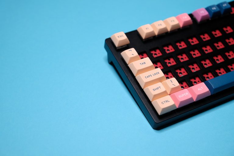 How to Remove Mechanical Keyboard Keys (With or Without a Tool) - Rehack